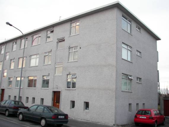 Steining húsa og skemmdir á gleri